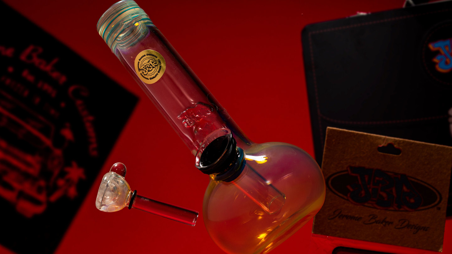 How to Clean Glass & Silicone Bongs in 5 Easy Steps | Zen Leaf